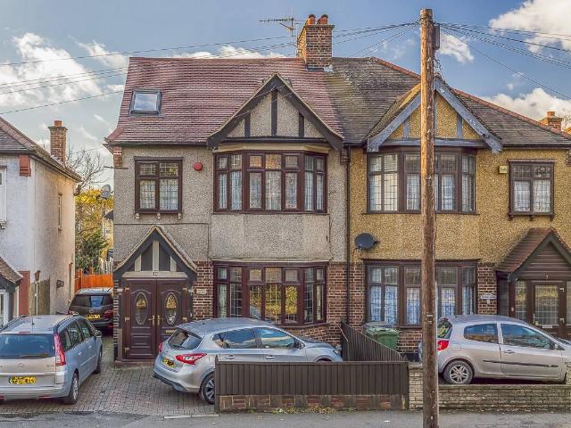 House to Rent: Woodlands Gardens, London, E17
