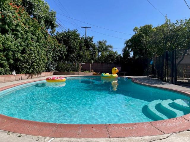 House to Share w/ Private bathroom & Private Pool