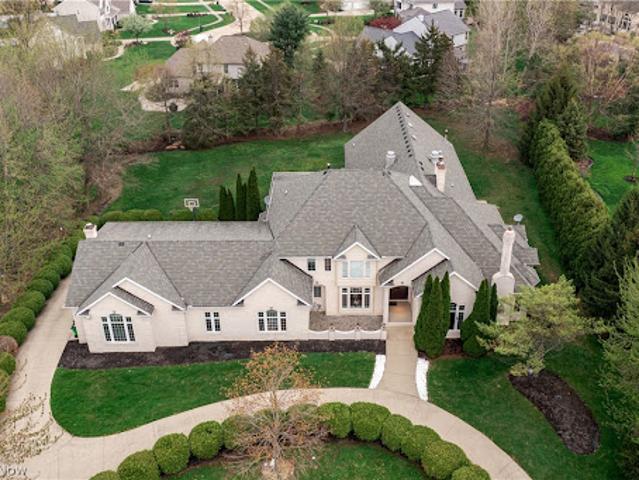 House with pool and garden