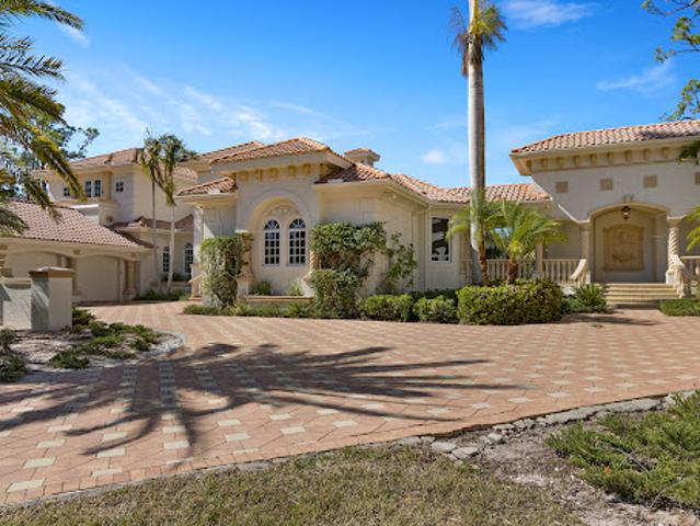 House with pool and garden
