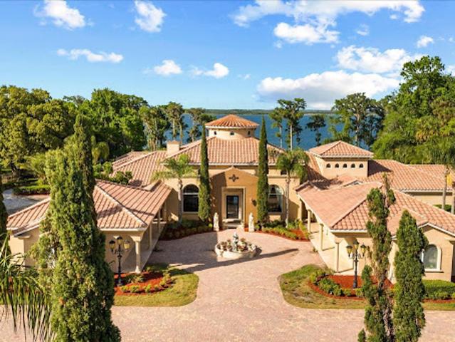 House with pool and garden