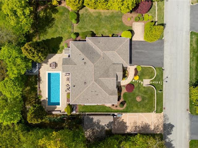 House with pool and garden
