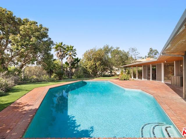 House with pool and garden