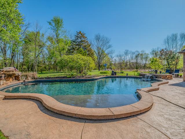 House with pool and garden