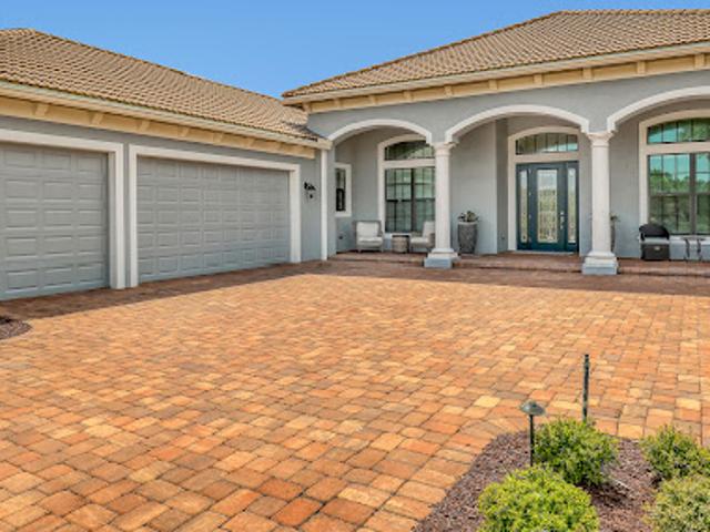 House with pool and garden