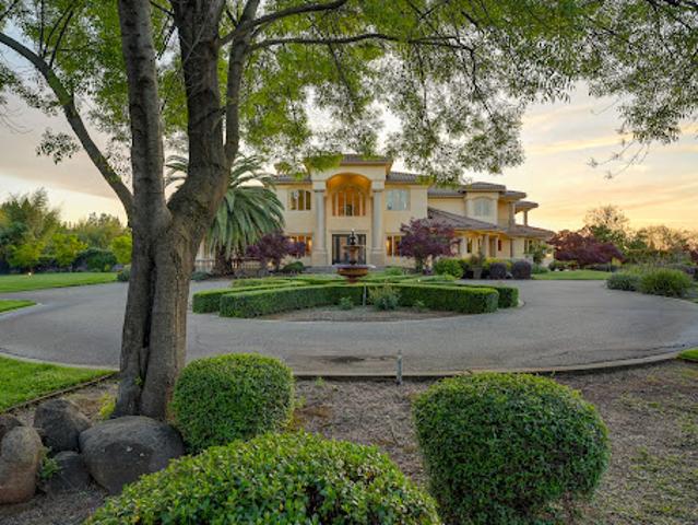 House with pool and garden