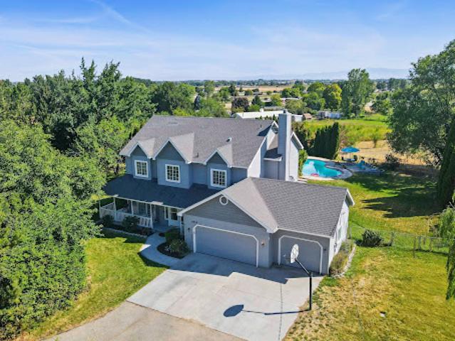 House with pool and garden