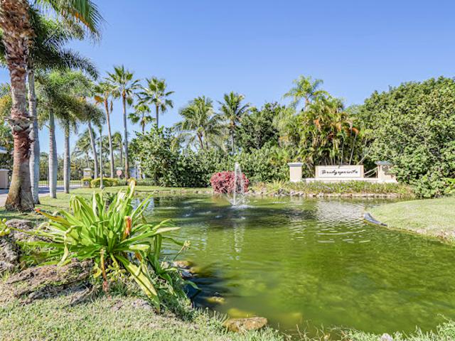 House with pool and garden
