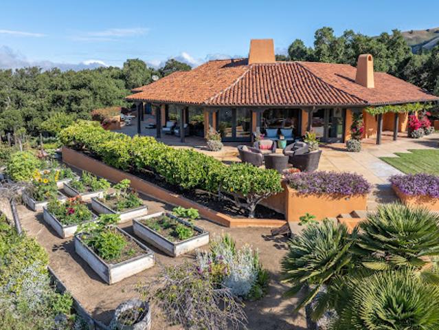 House with pool and garden