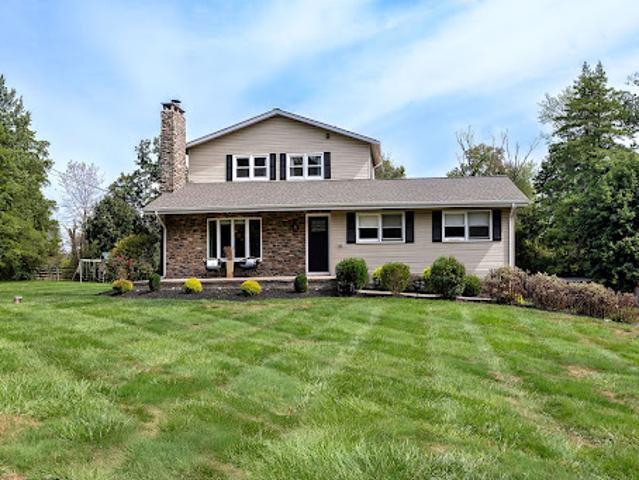 House with pool and garden