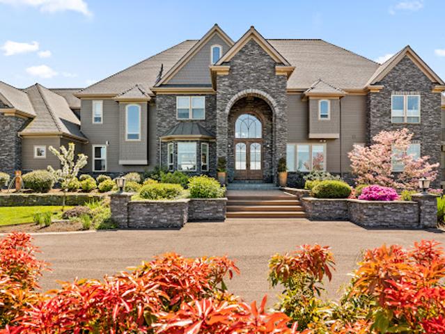 House with pool and garden