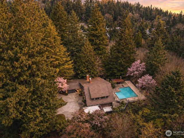 House with pool and garden