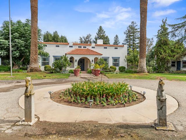 House with pool and garden