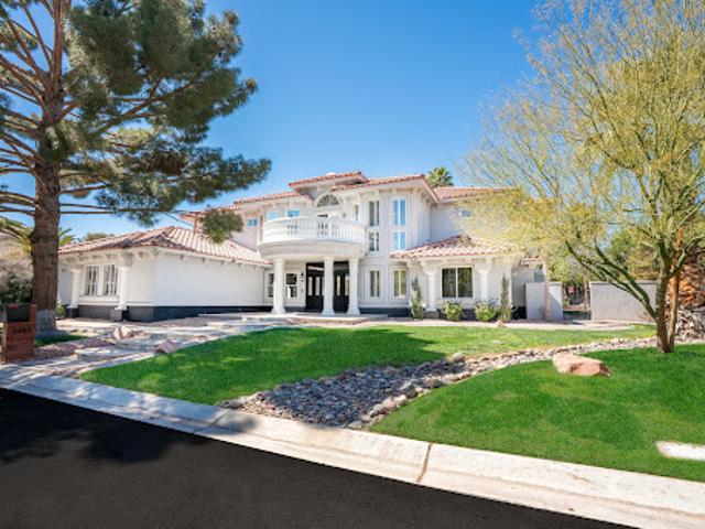 House with pool and garden
