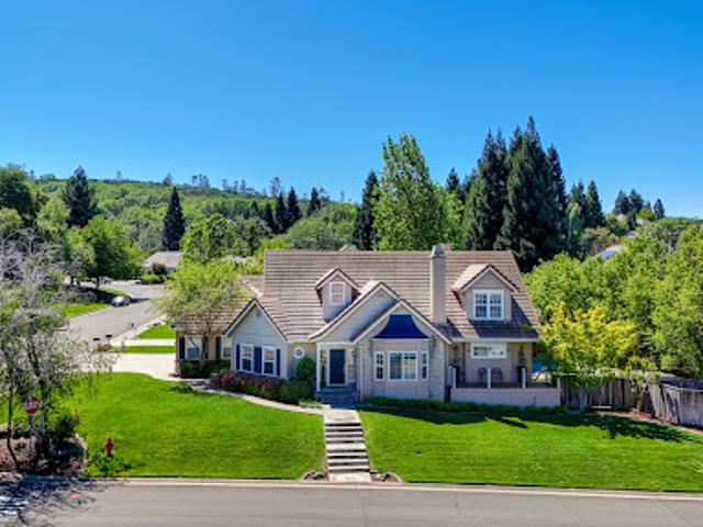 House with pool and garden