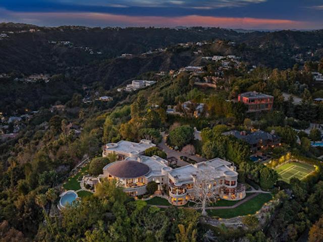 House with pool and garden