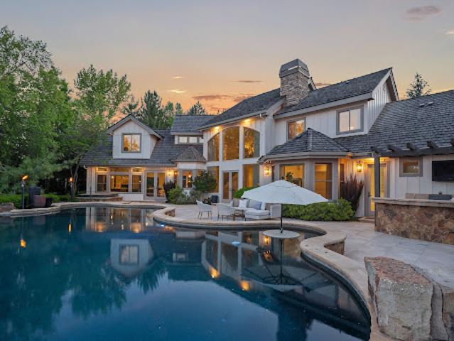 House with pool and garden