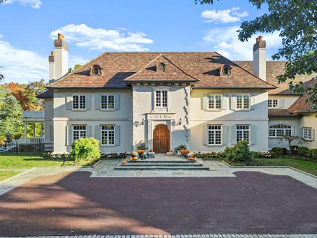 House with pool and garden