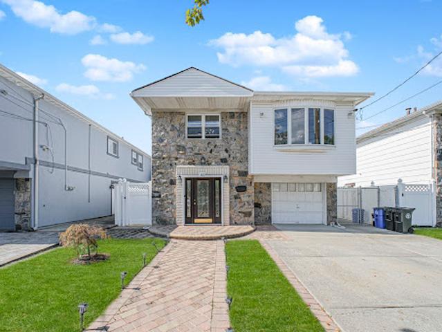 House with pool and garden