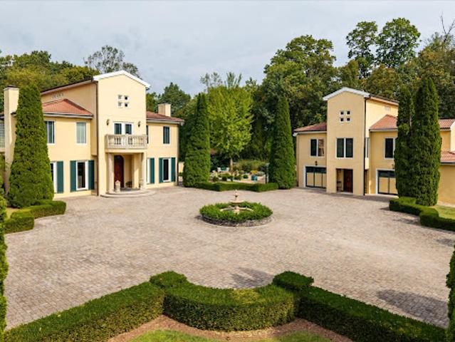 House with pool and garden
