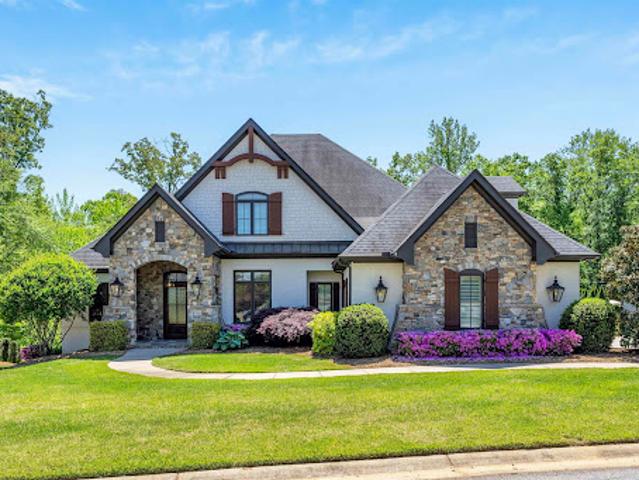 House with pool and garden