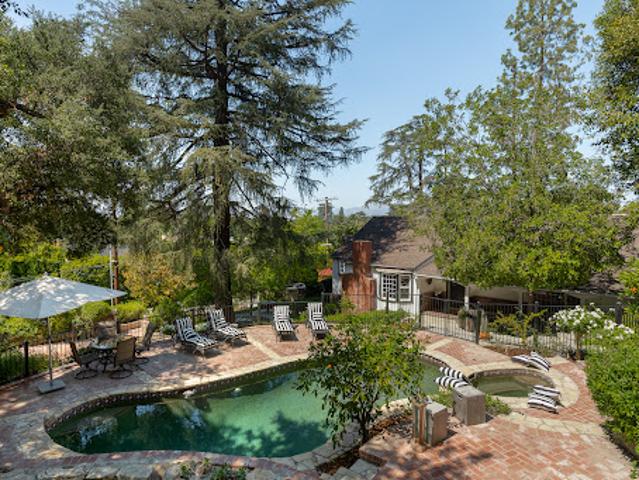 House with pool and garden