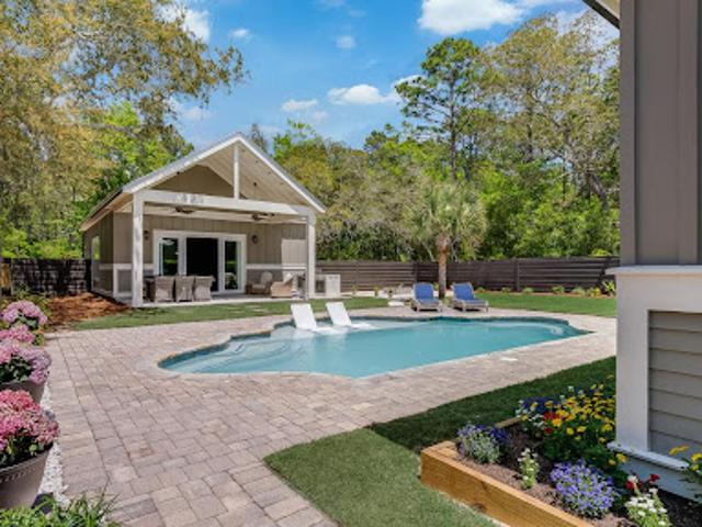 House with pool and garden