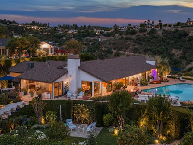 House with pool and garden