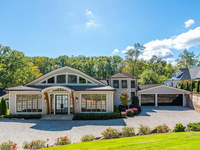 House with pool and garden
