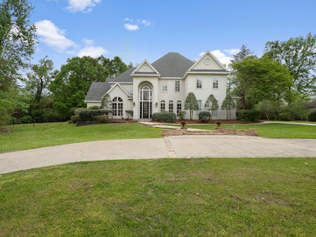 House with pool and garden