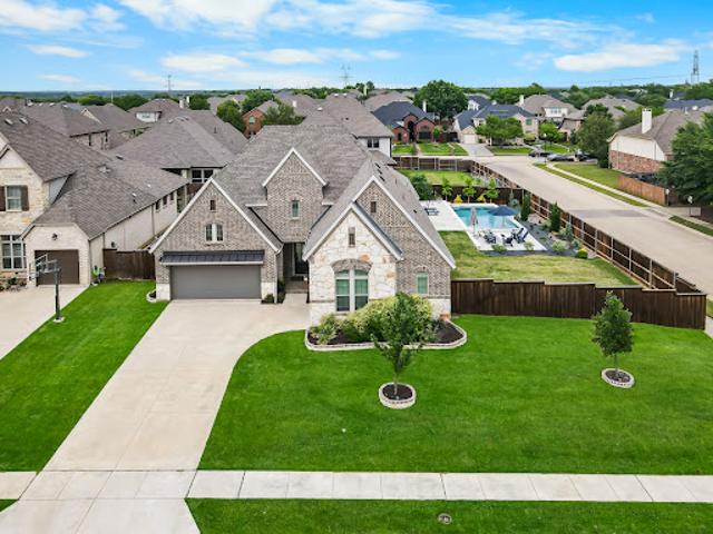 House with pool and garden