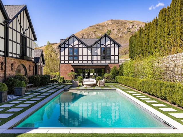 House with pool and garden