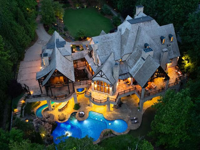 House with pool and garden