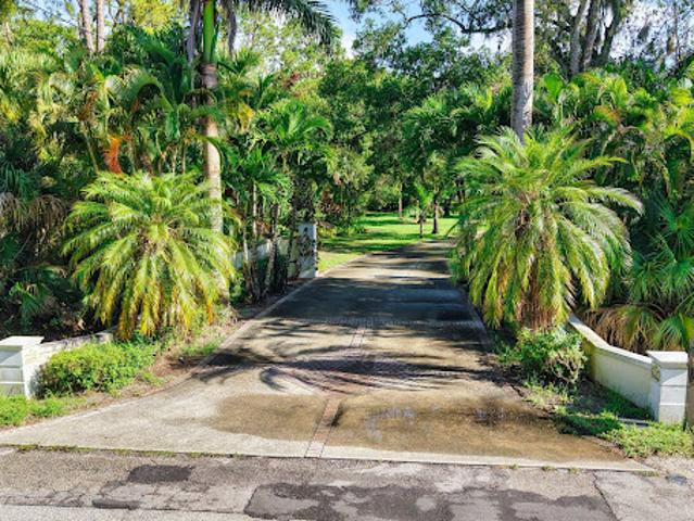 House with pool and garden