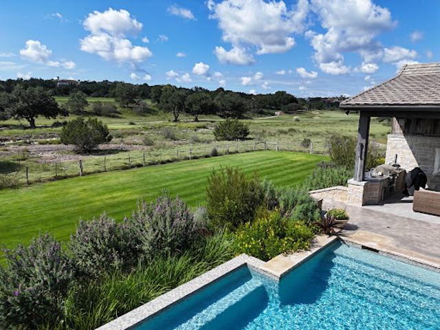 House with pool and garden