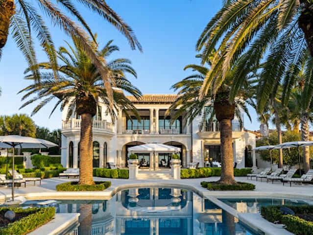 House with pool and garden