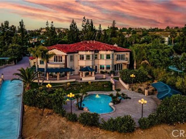 House with pool and garden