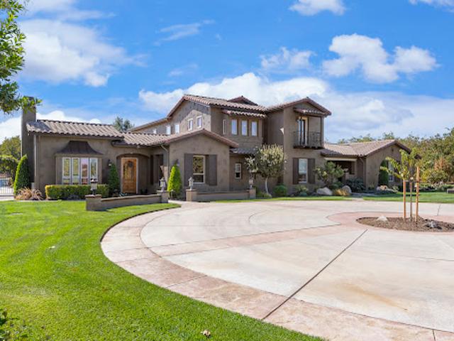 House with pool and garden