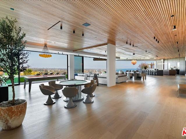 House with pool and garden