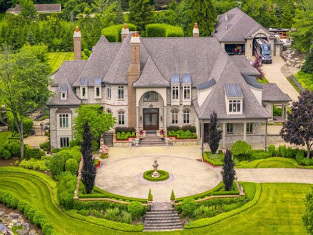 House with pool and garden
