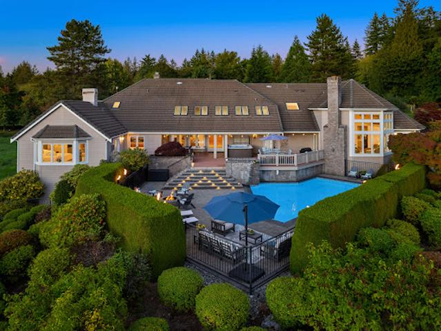 House with pool and garden