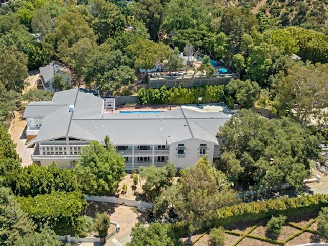 House with pool and garden