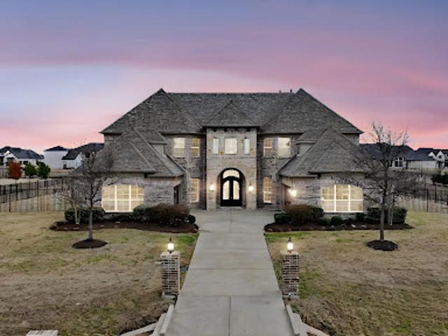House with pool and garden