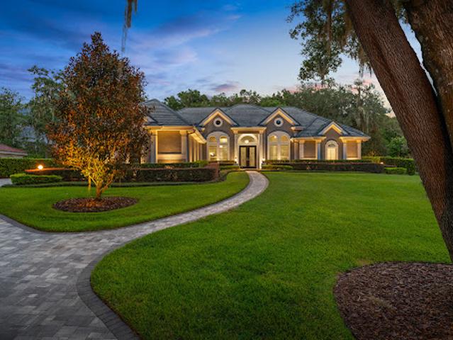 House with pool and garden
