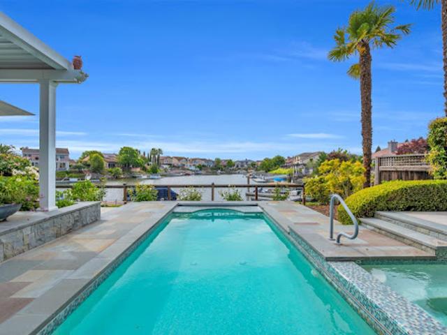 House with pool and garden
