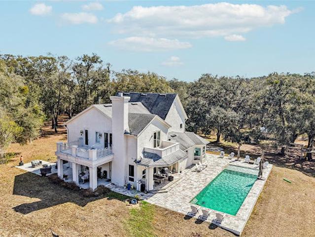 House with pool and garden