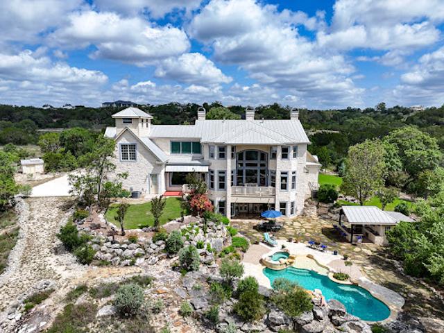 House with pool and garden