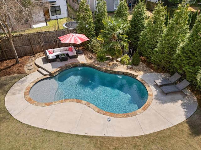 House with pool and garden