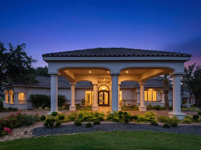 House with pool and garden