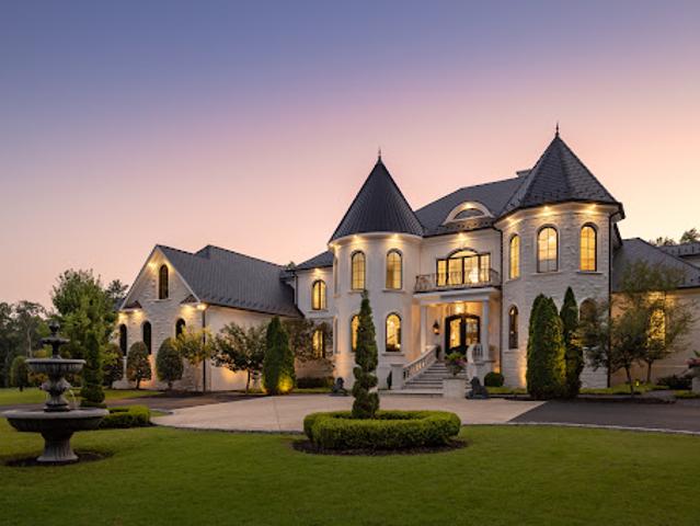 House with pool and garden